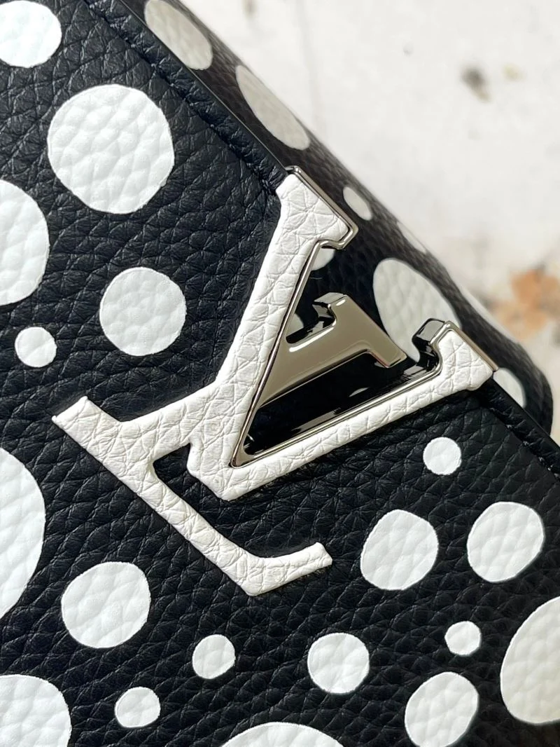Top mirror Louis Vuitton Capucines BB Bags