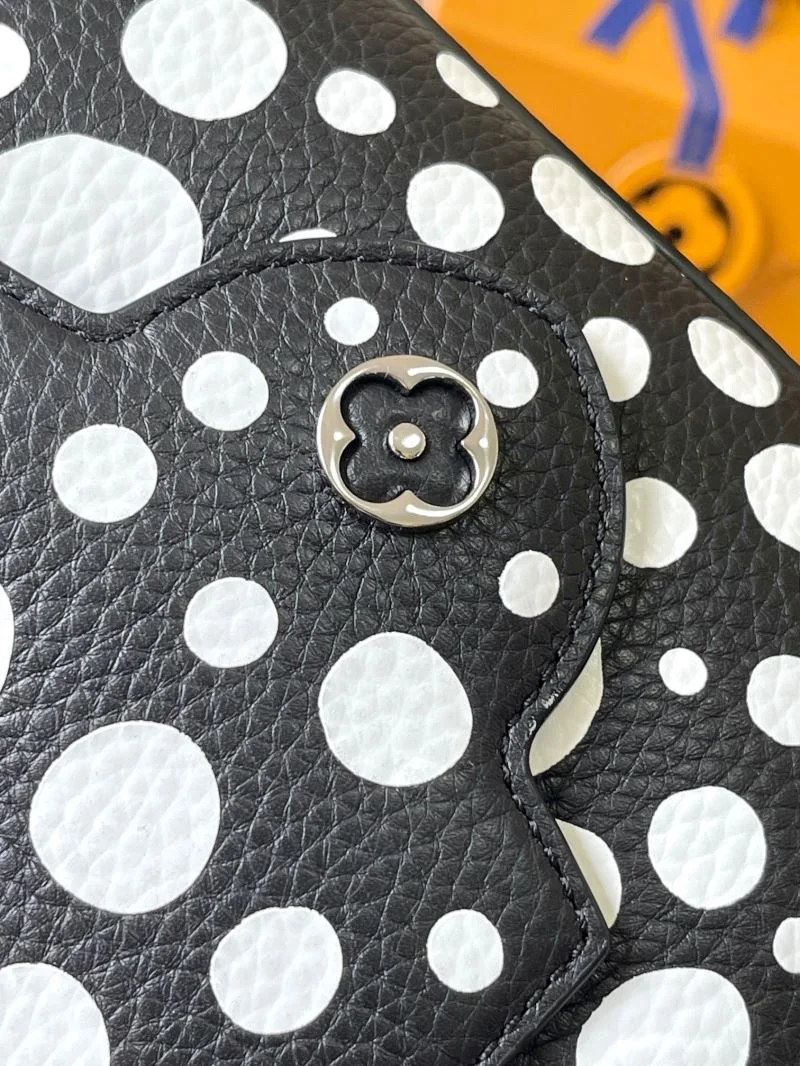 Top mirror Louis Vuitton Capucines BB Bags