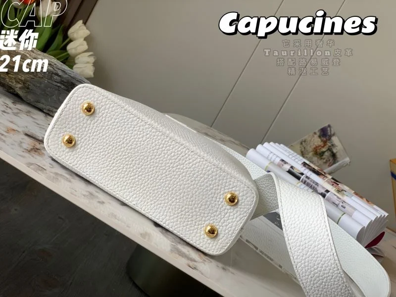 Accurate model Louis Vuitton Capucines BB Bags