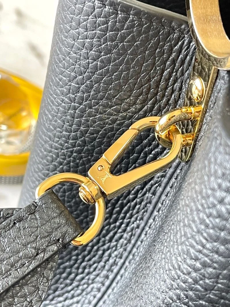 Accurate model Louis Vuitton Capucines BB Bags