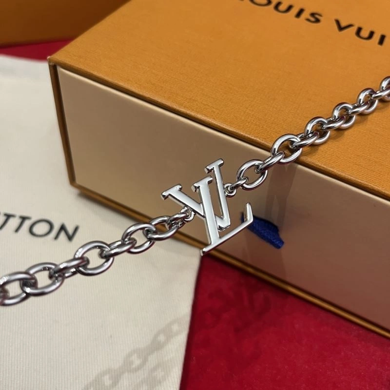 Indistinguishable Louis Vuitton Chains