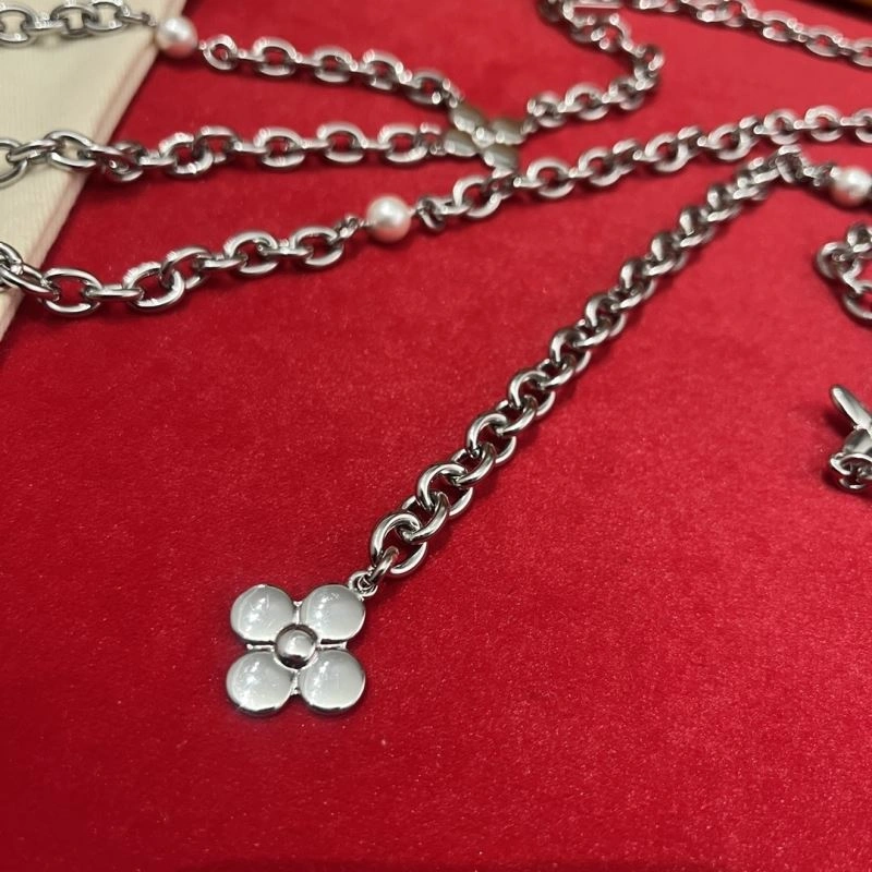 Indistinguishable Louis Vuitton Chains