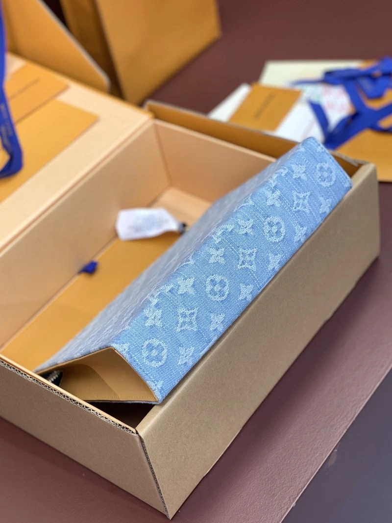 Accurate model Louis Vuitton Clutch Bags