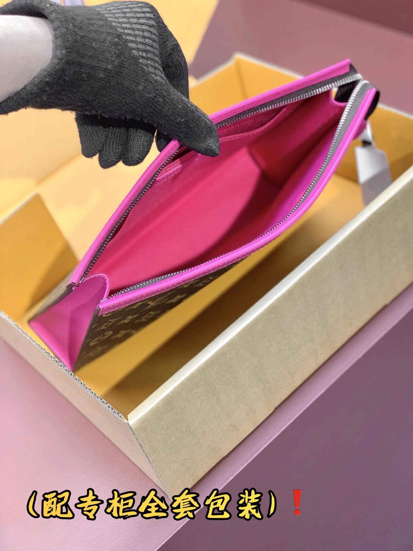Accurate model Louis Vuitton Clutch Bags
