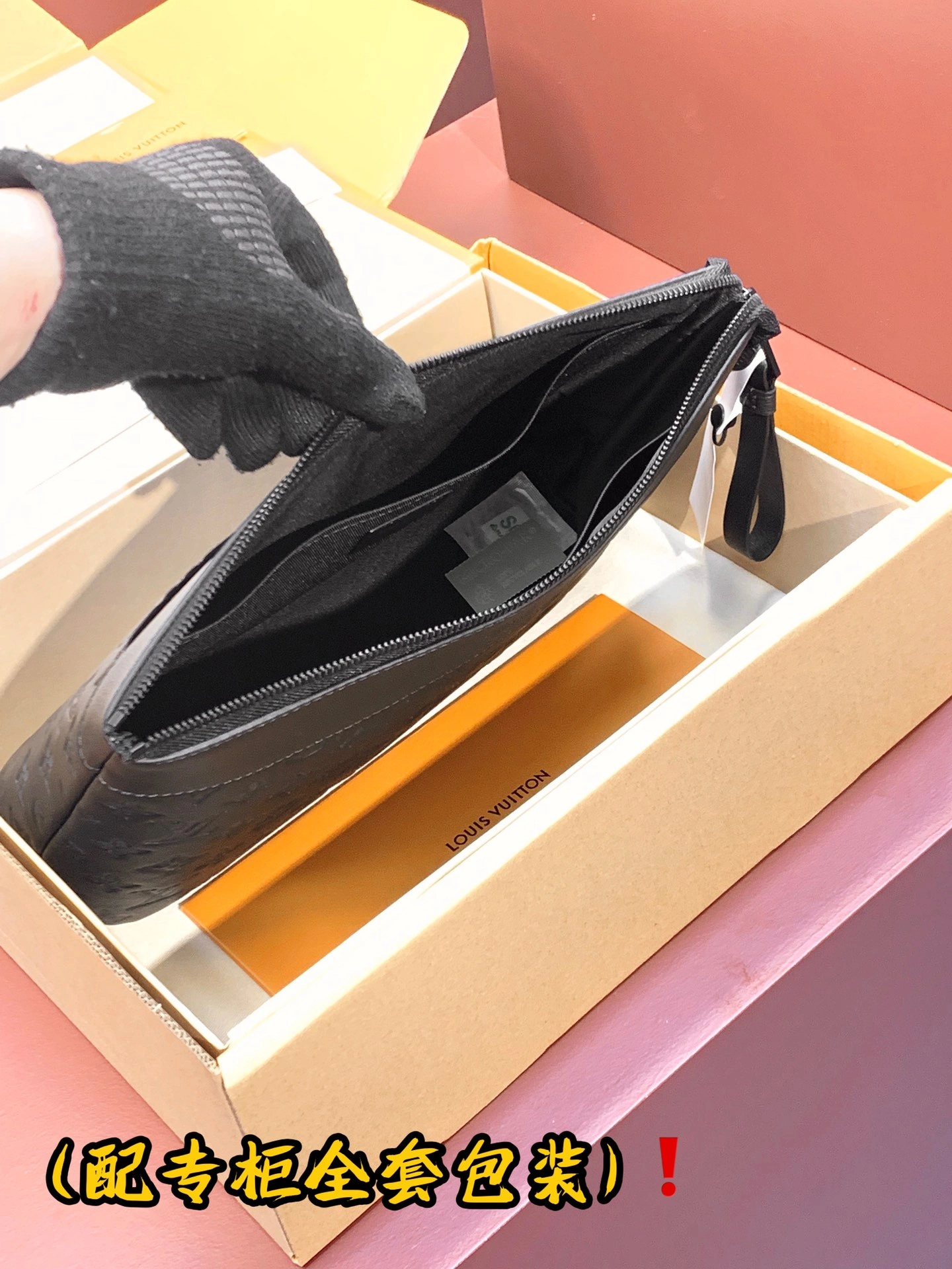 Exact replica Louis Vuitton Clutch Bags