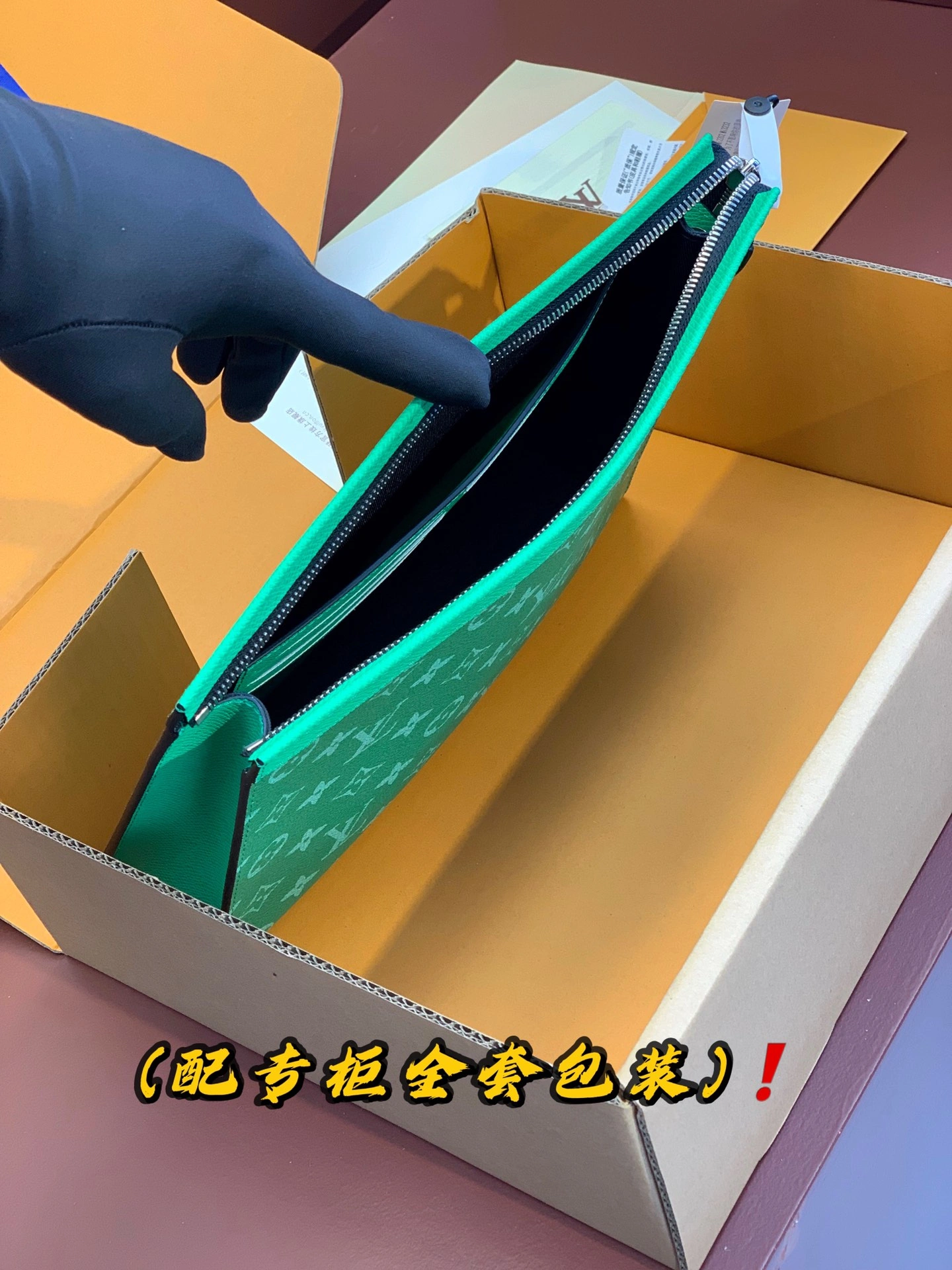 Accurate model Louis Vuitton Clutch Bags