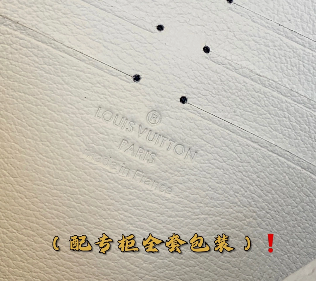 Accurate model Louis Vuitton Clutch Bags