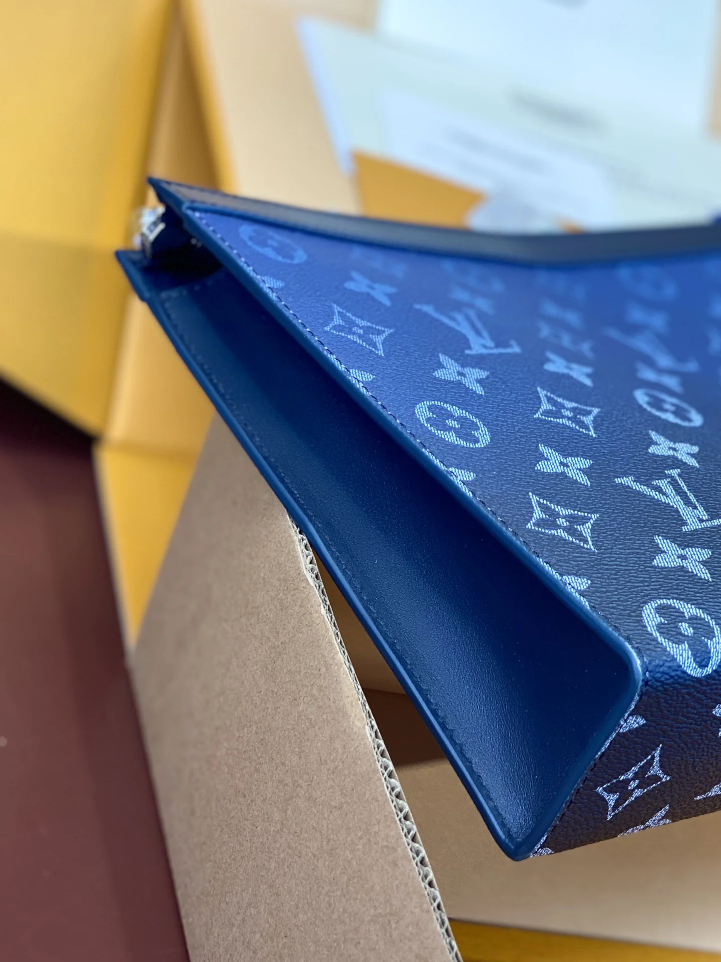 Exact replica Louis Vuitton Clutch Bags