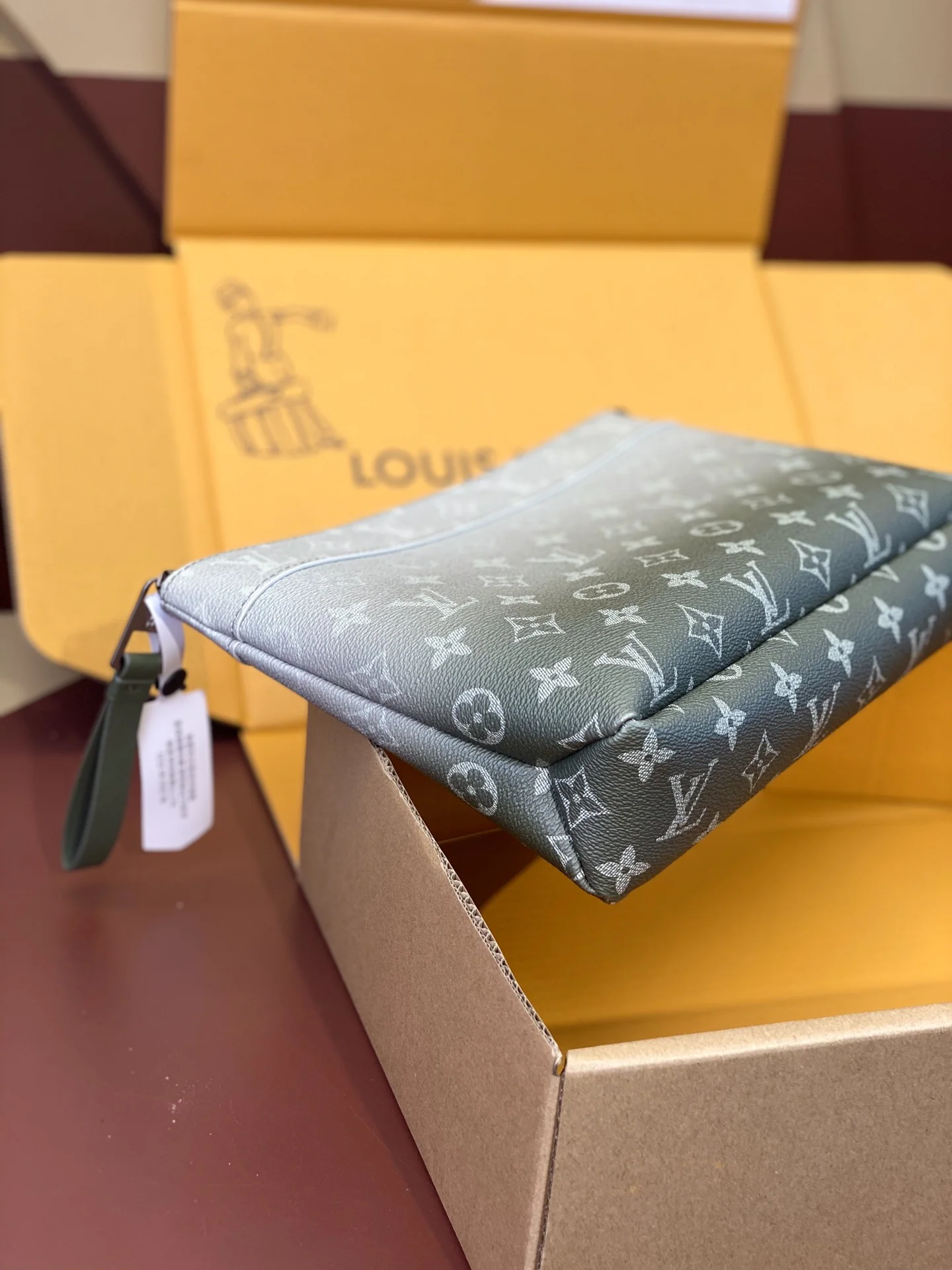 Top mirror Louis Vuitton Clutch Bags
