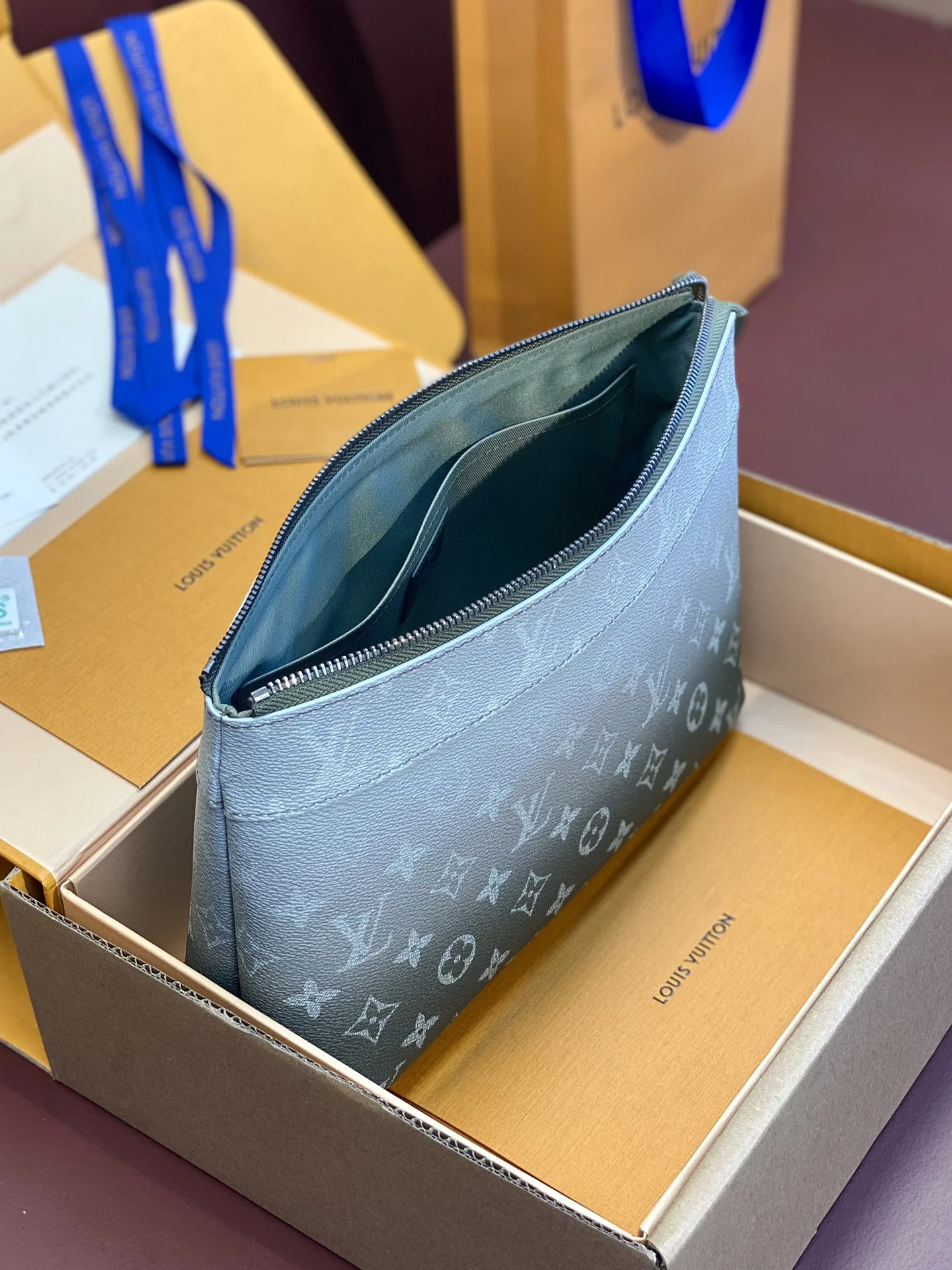 Top mirror Louis Vuitton Clutch Bags
