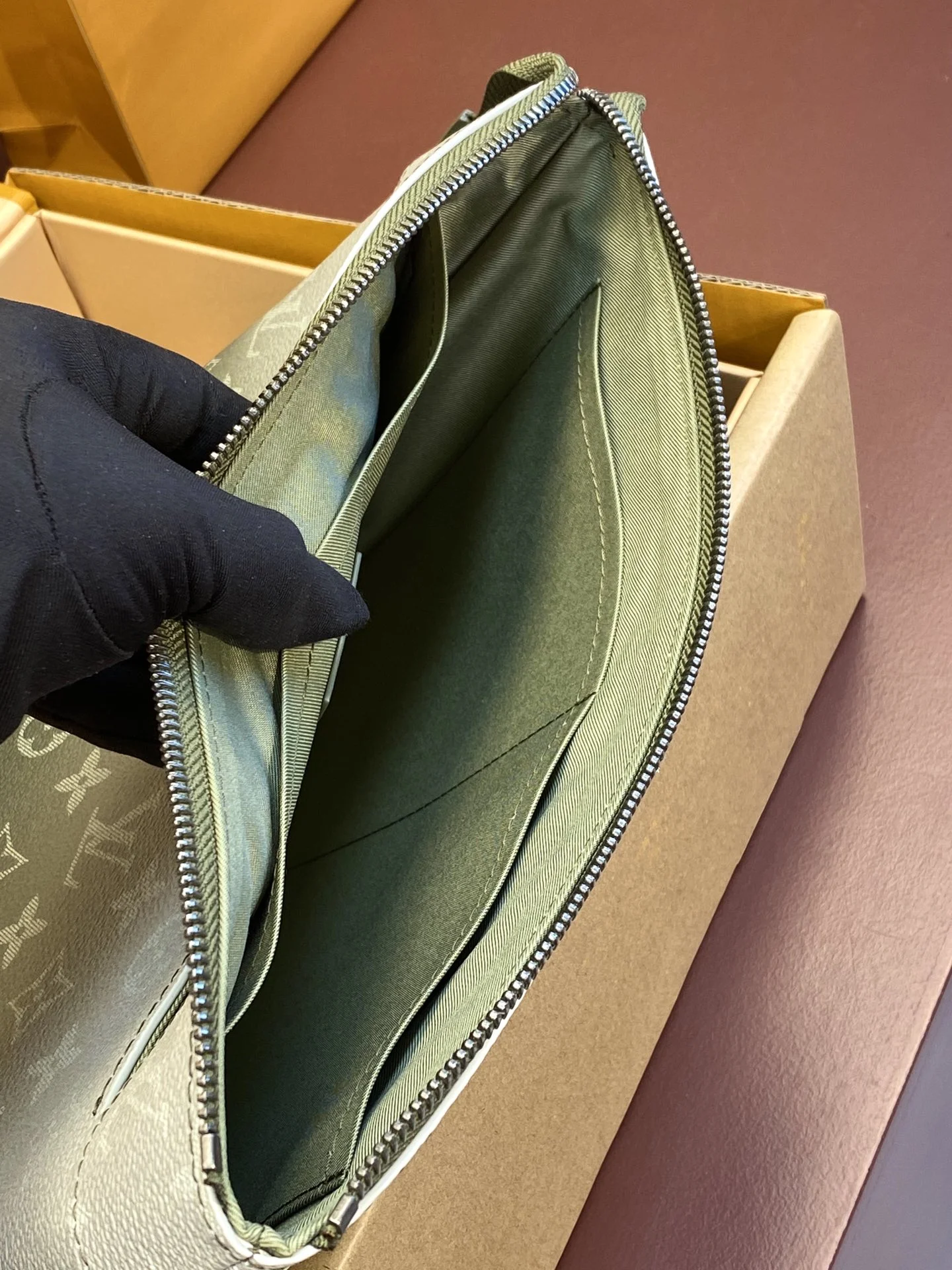 Top mirror Louis Vuitton Clutch Bags
