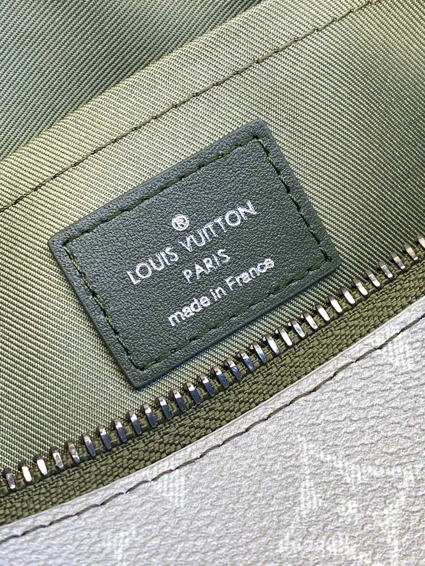 Top mirror Louis Vuitton Clutch Bags