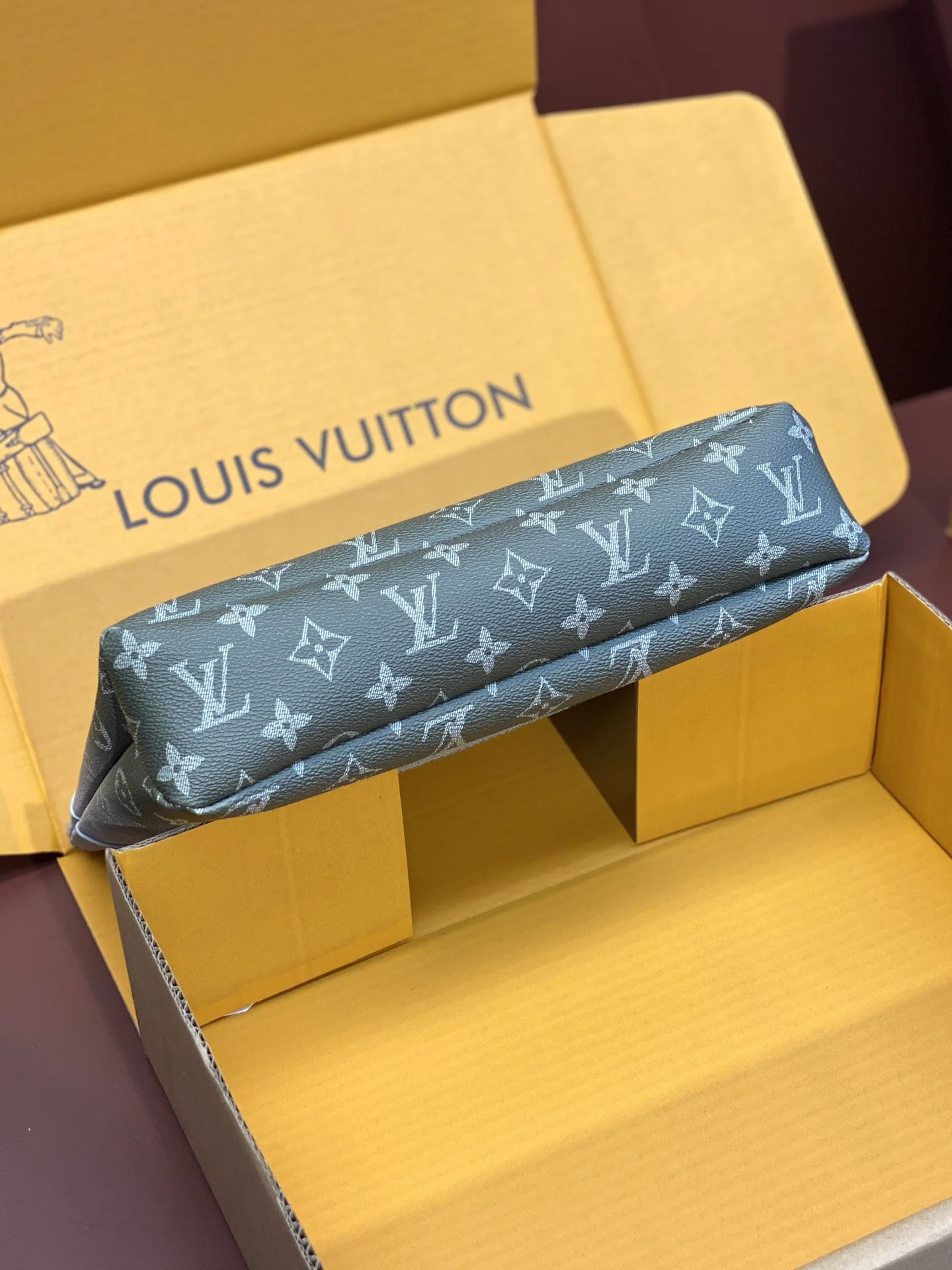 Top mirror Louis Vuitton Clutch Bags