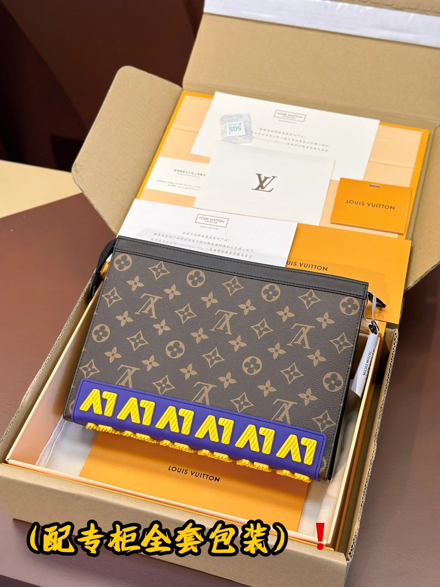 Accurate model Louis Vuitton Clutch Bags