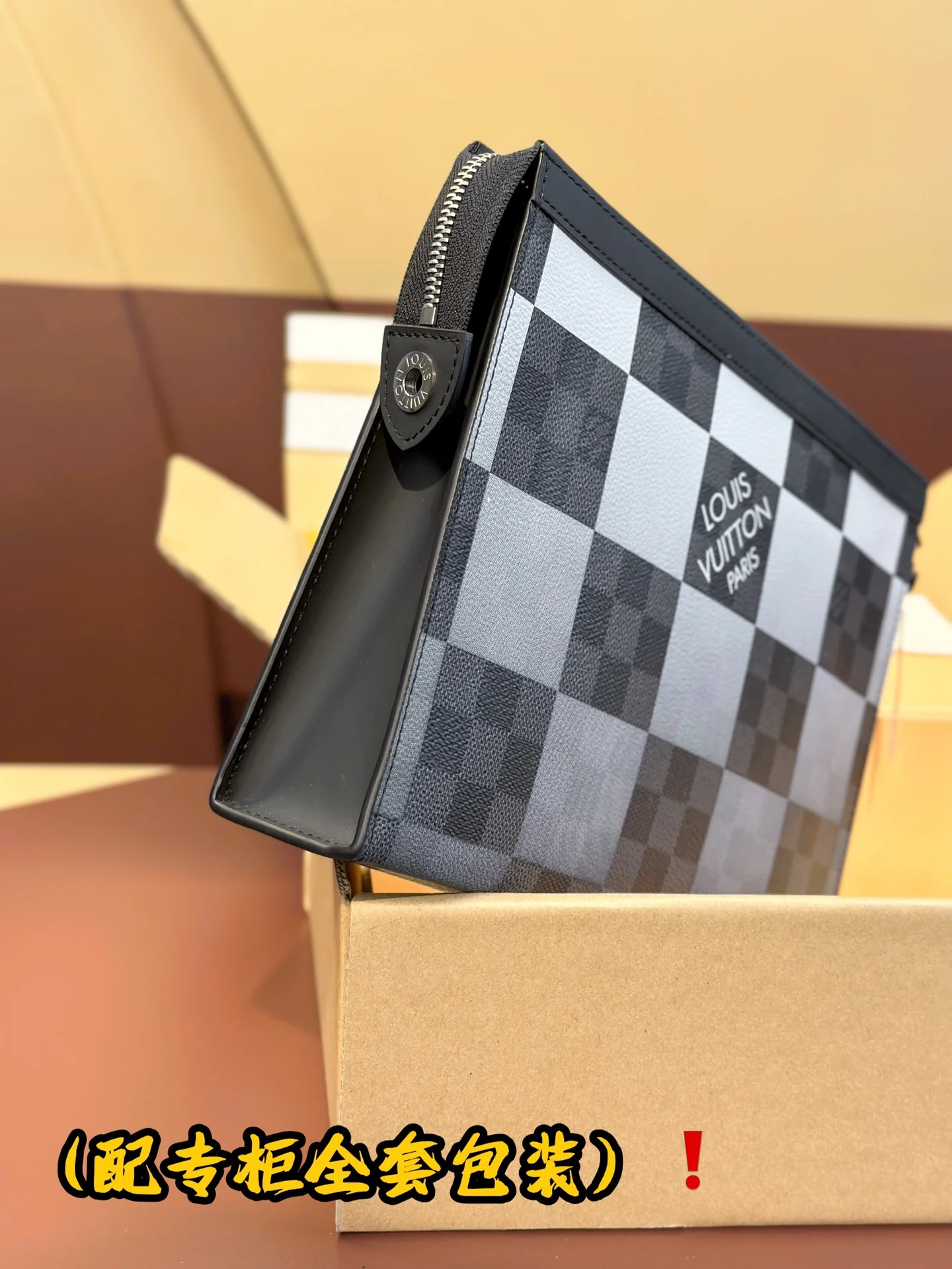 Brand-authenticated Louis Vuitton Clutch Bags