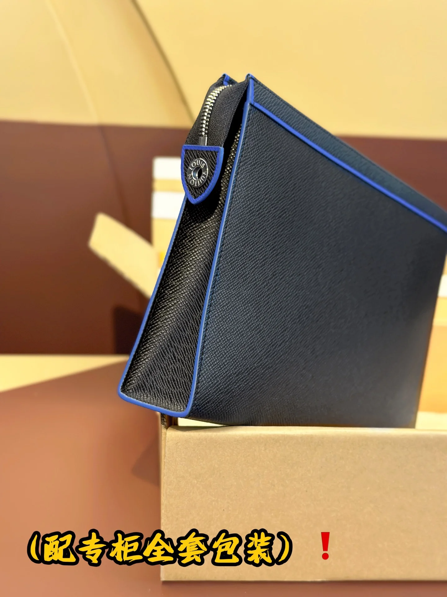 Exact replica Louis Vuitton Clutch Bags