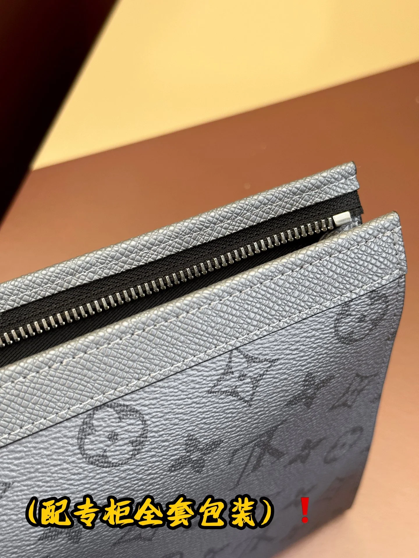 Top mirror Louis Vuitton Clutch Bags