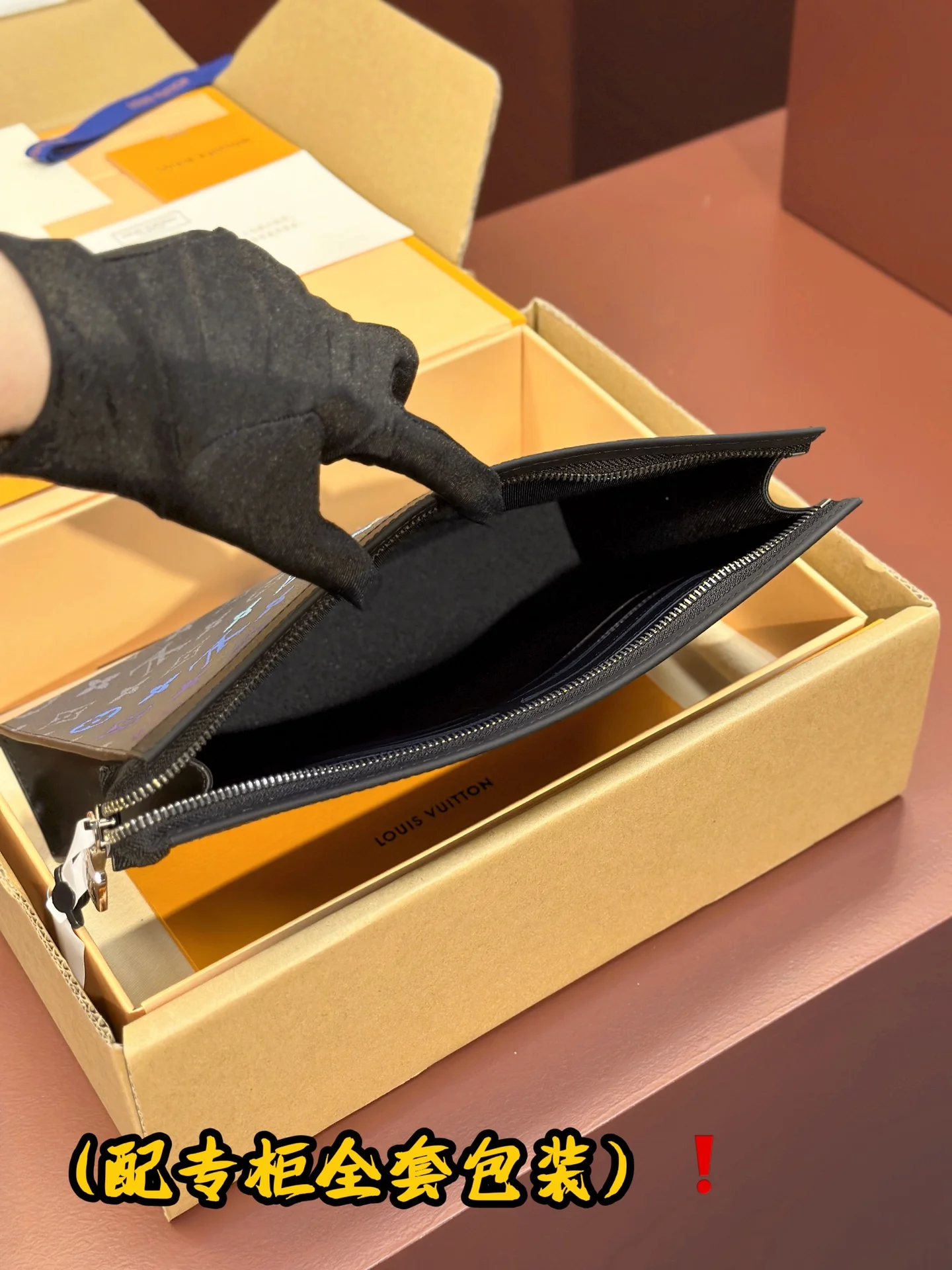 Exact replica Louis Vuitton Clutch Bags