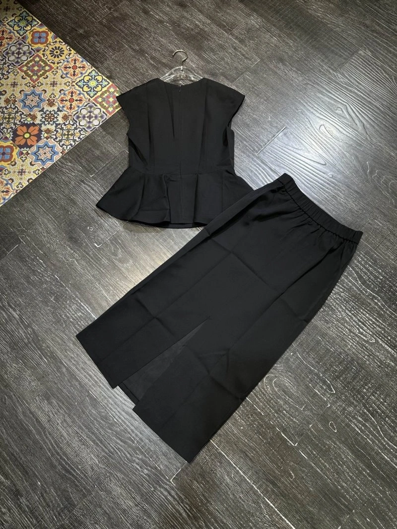 Reasonably priced Louis Vuitton Dress Suits
