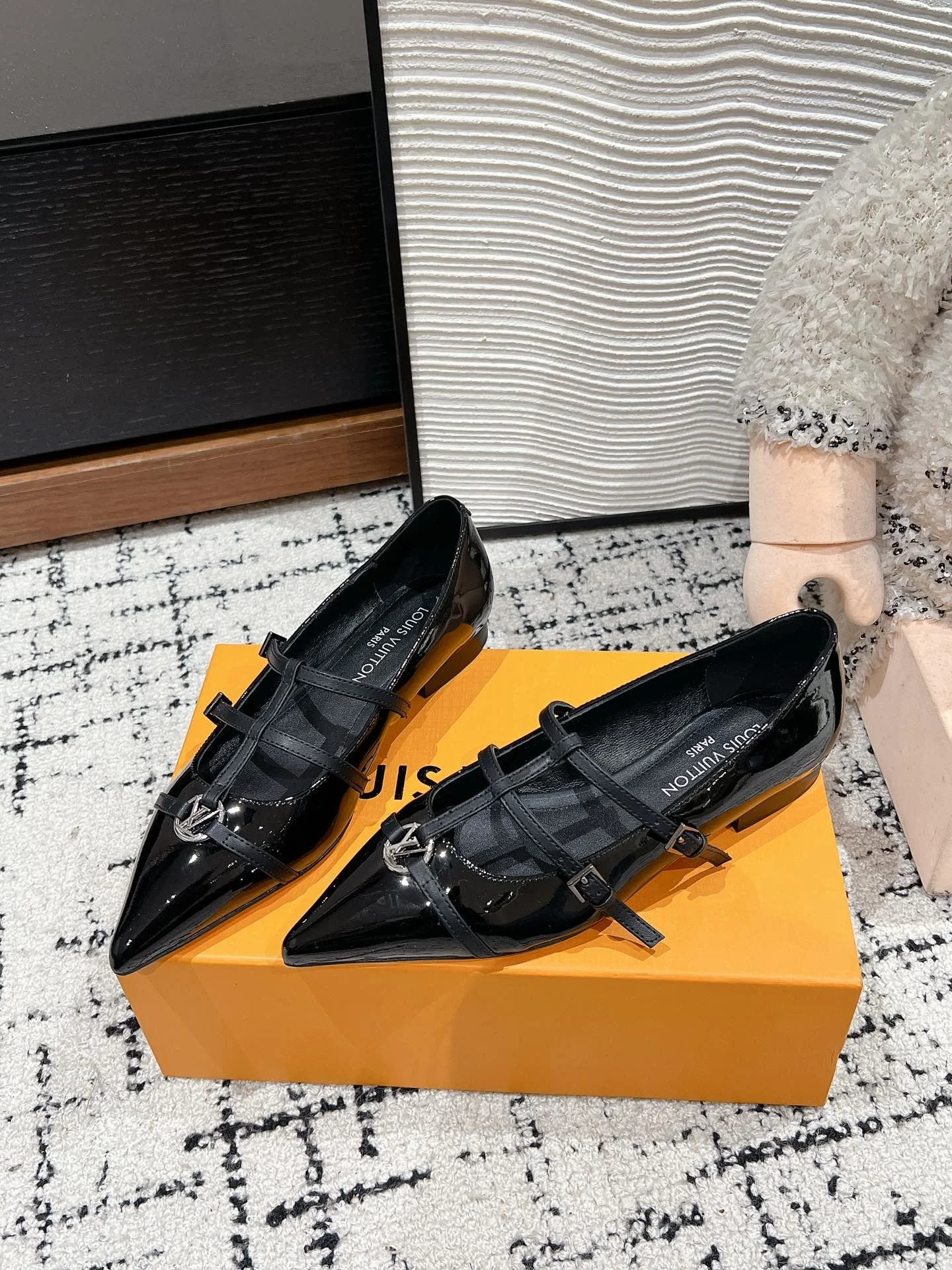 Accurate model Louis Vuitton Flat Shoes