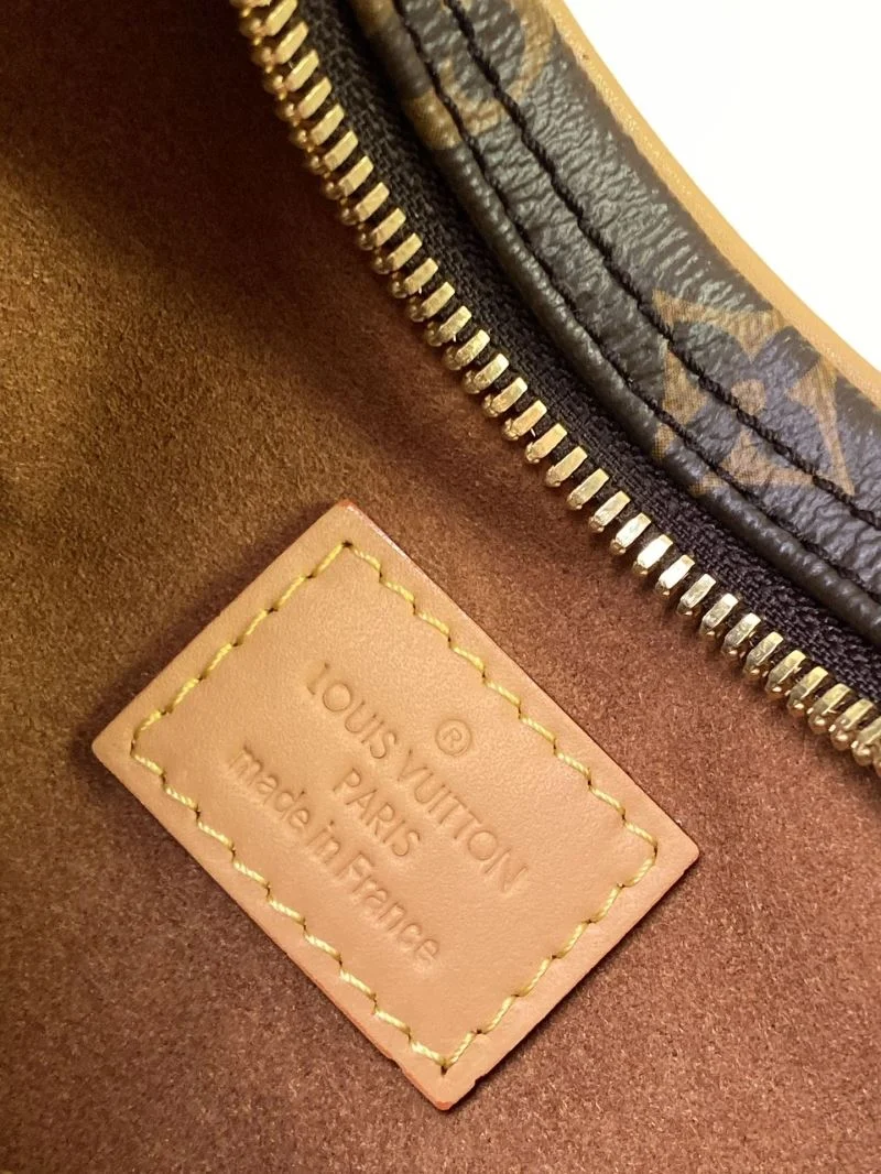 Accurate model Louis Vuitton Hobo Bags