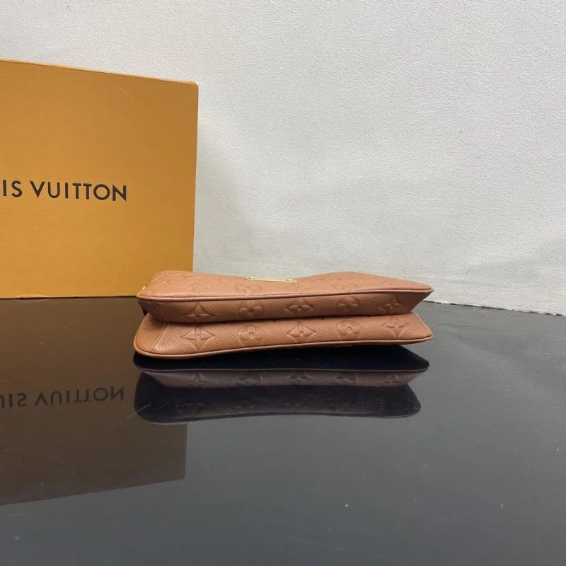 Accurate model Louis Vuitton Hobo Bags