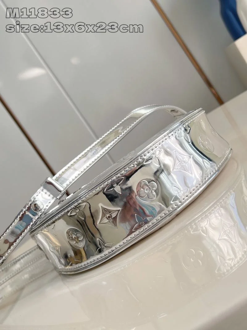 Accurate model Louis Vuitton Hobo Bags