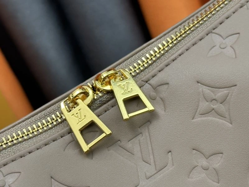 Accurate model Louis Vuitton Hobo Bags