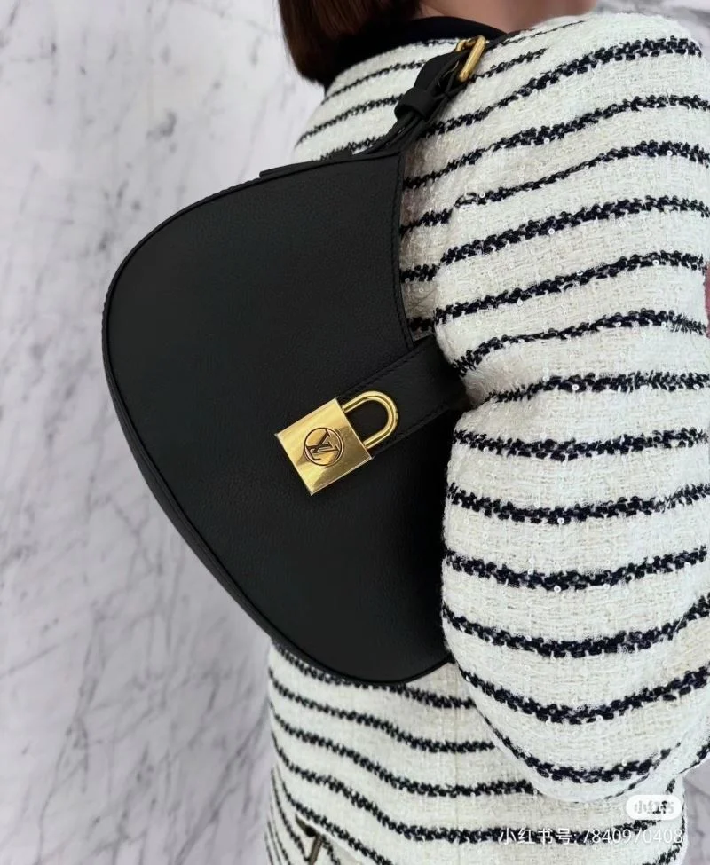 Accurate model Louis Vuitton Hobo Bags