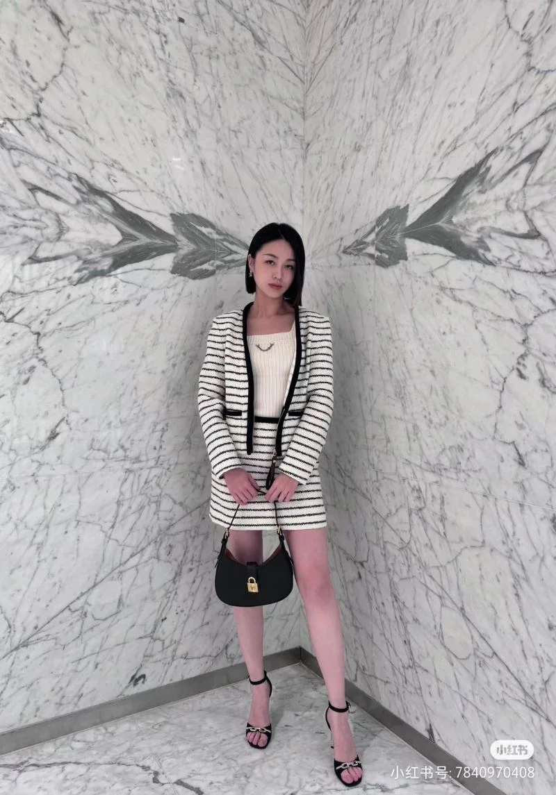 Accurate model Louis Vuitton Hobo Bags