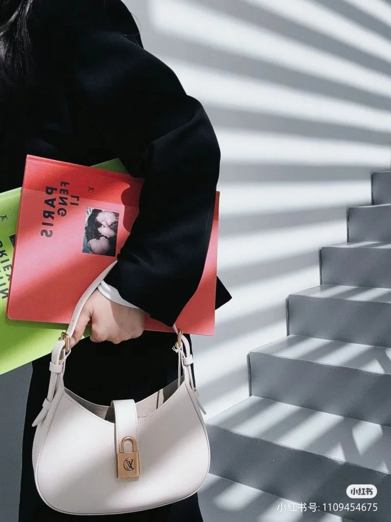 High accuracy Louis Vuitton Hobo Bags