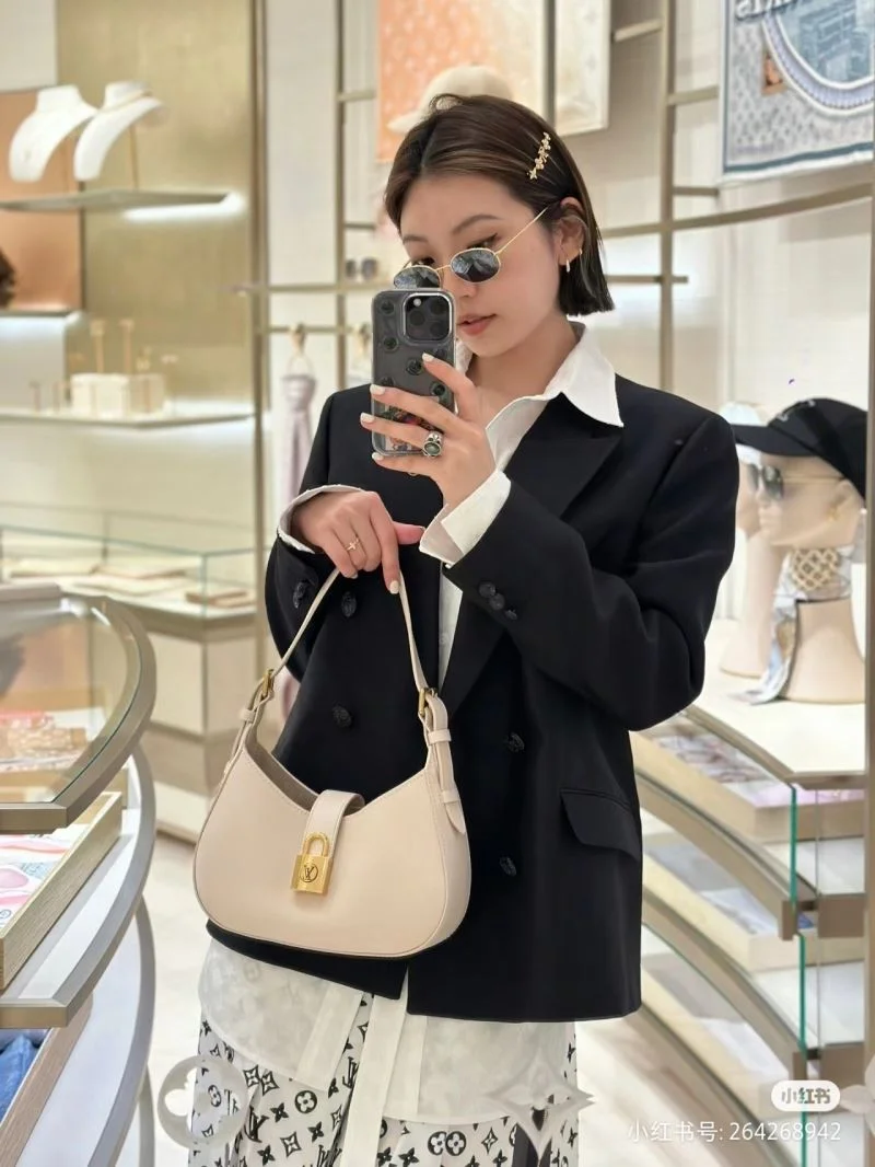 High accuracy Louis Vuitton Hobo Bags