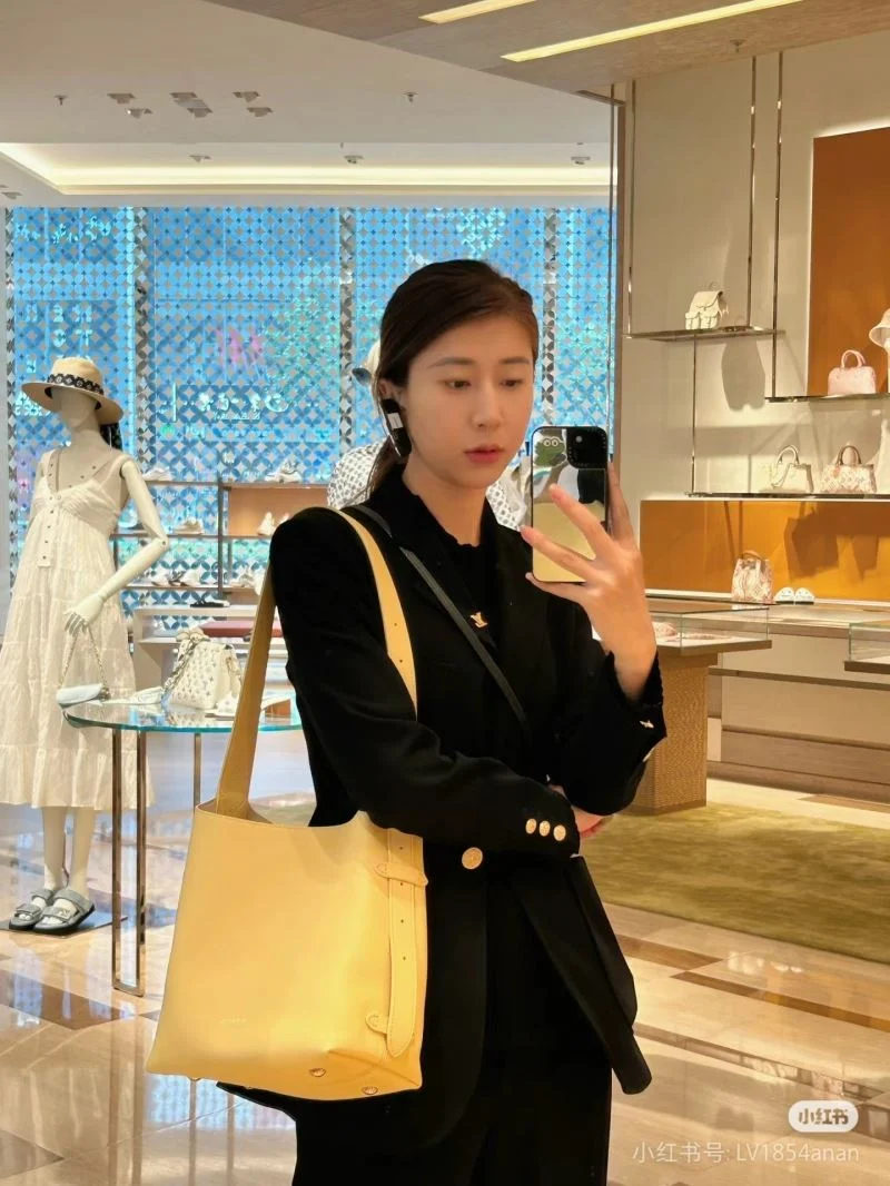 Value-priced Louis Vuitton Hobo Bags
