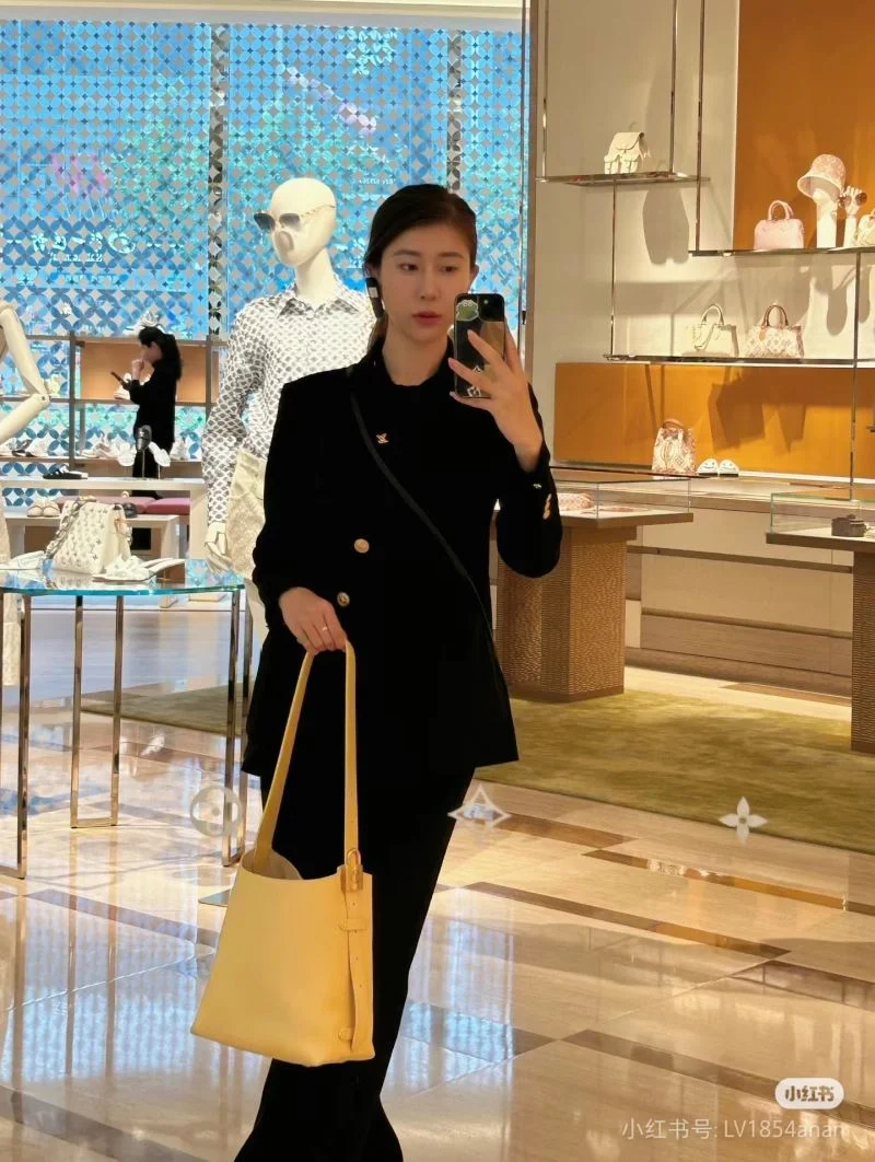 Value-priced Louis Vuitton Hobo Bags