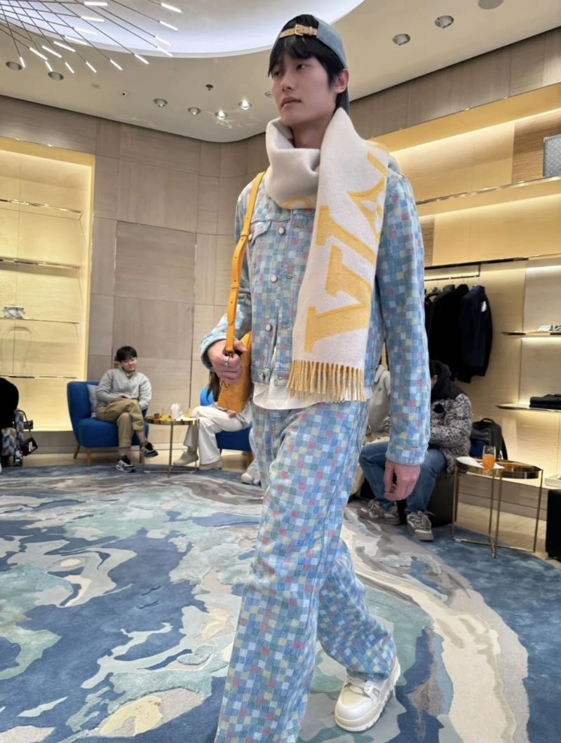 Low-cost Louis Vuitton Jeans