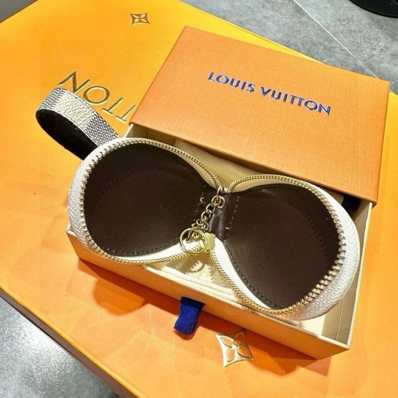 Accurate model Louis Vuitton Keychains