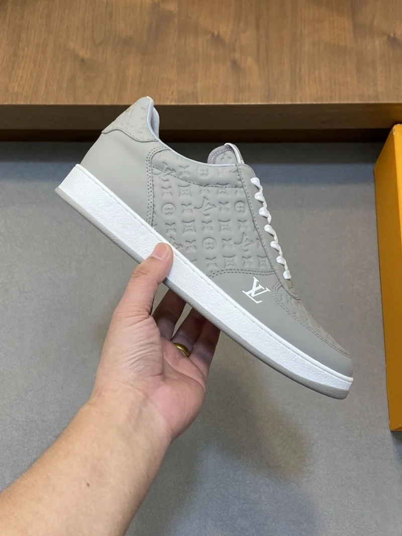 Accurate model Louis Vuitton Low Shoes