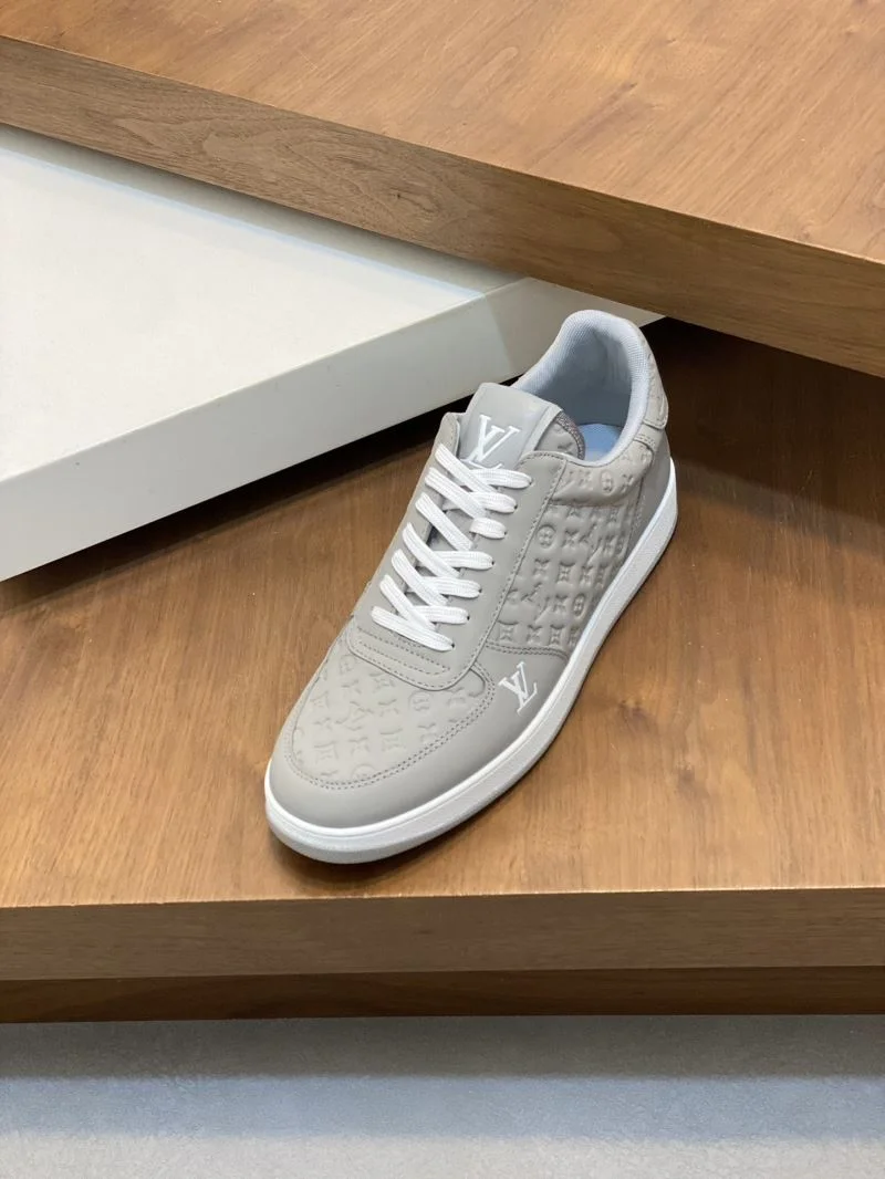Accurate model Louis Vuitton Low Shoes