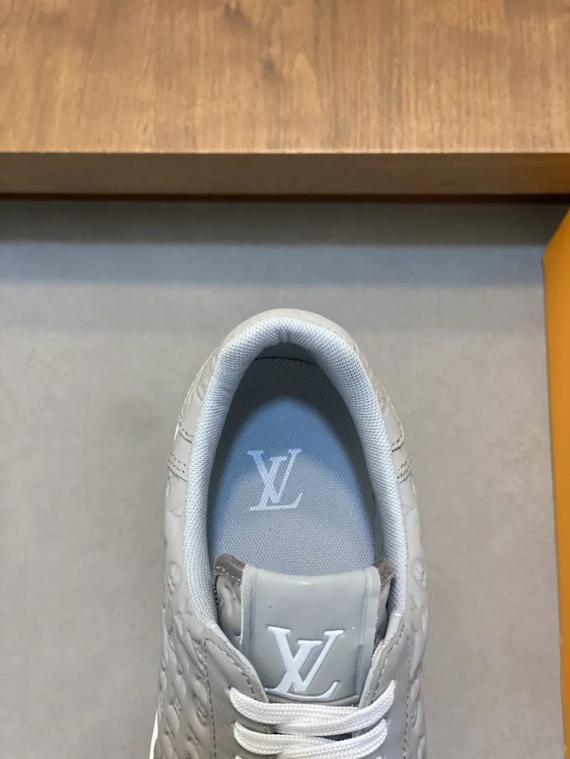 Accurate model Louis Vuitton Low Shoes
