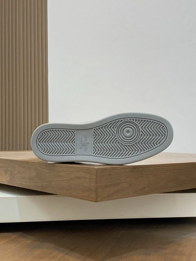 Accurate model Louis Vuitton Low Shoes