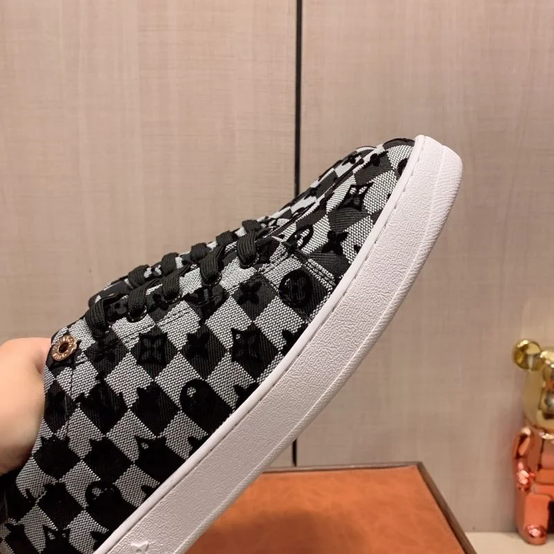 Accurate model Louis Vuitton Low Shoes