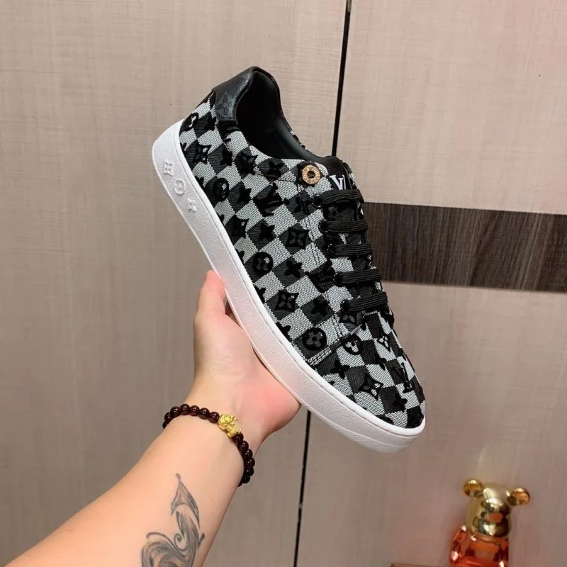Accurate model Louis Vuitton Low Shoes