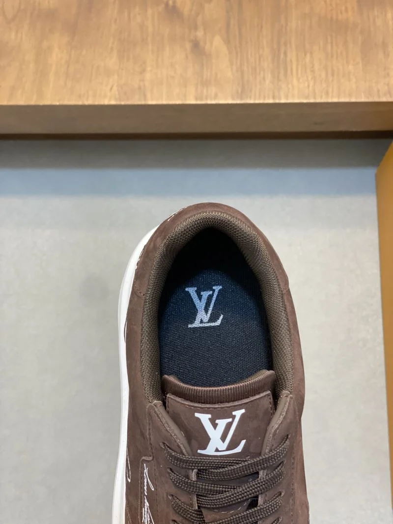 Accurate model Louis Vuitton Low Shoes