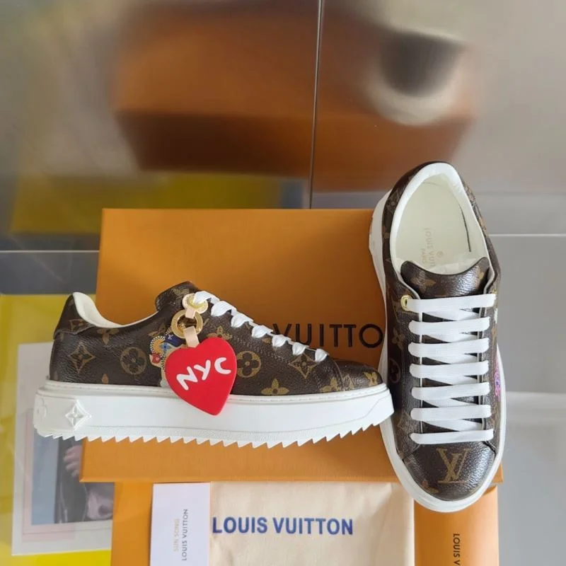 Accurate model Louis Vuitton Low Shoes