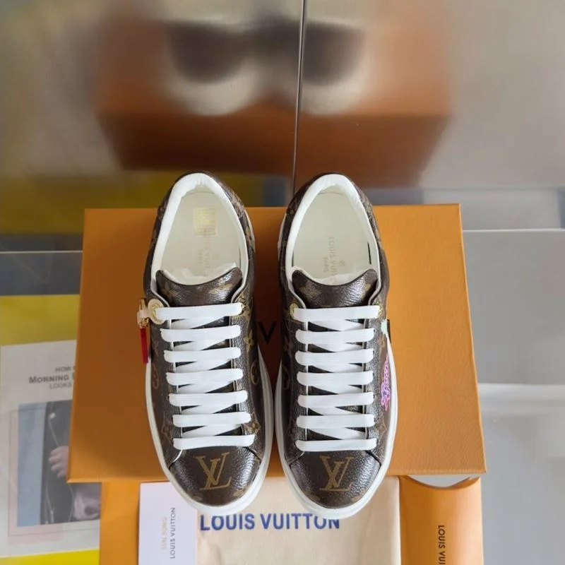 Accurate model Louis Vuitton Low Shoes