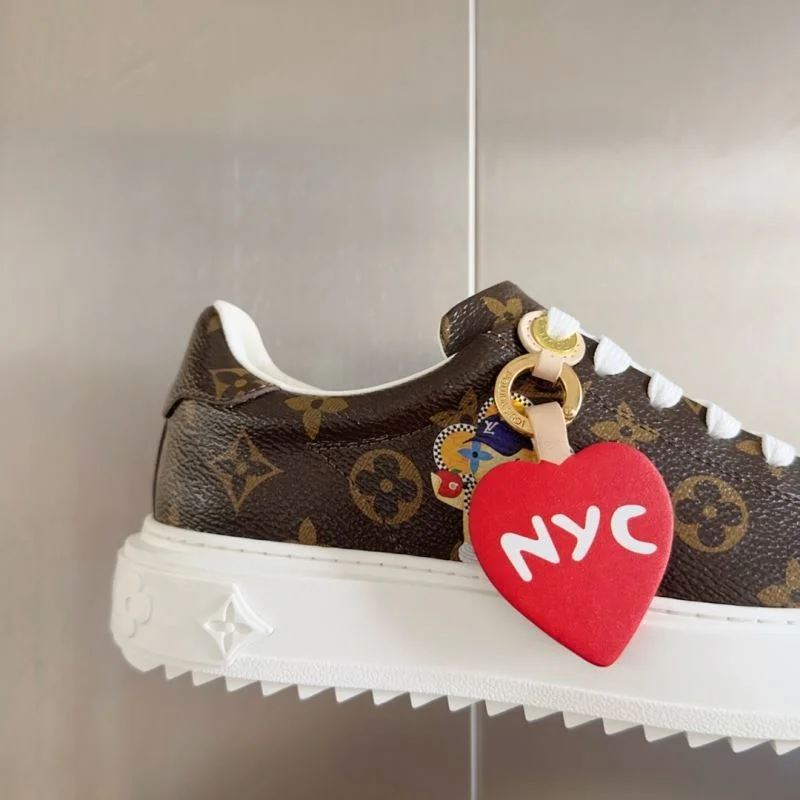 Accurate model Louis Vuitton Low Shoes