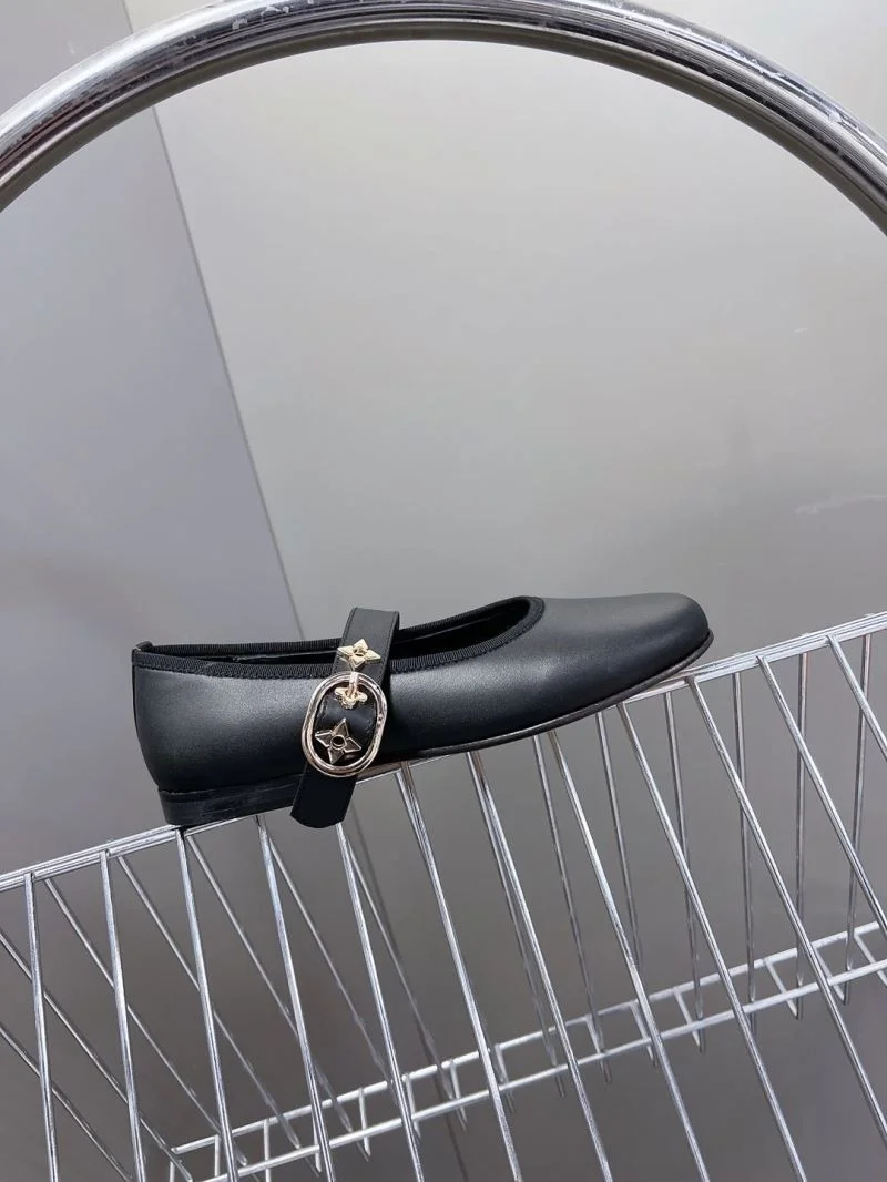Precise copy Louis Vuitton Low Shoes