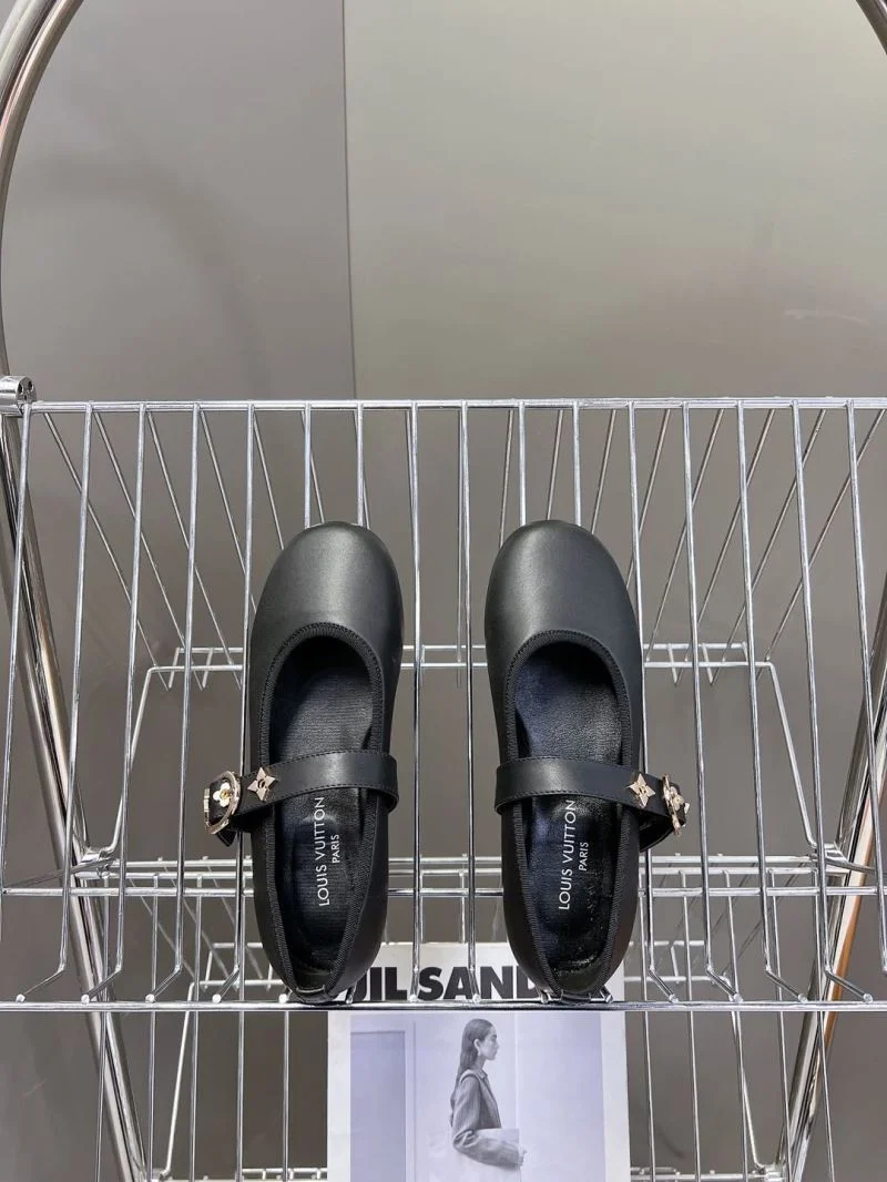 Precise copy Louis Vuitton Low Shoes