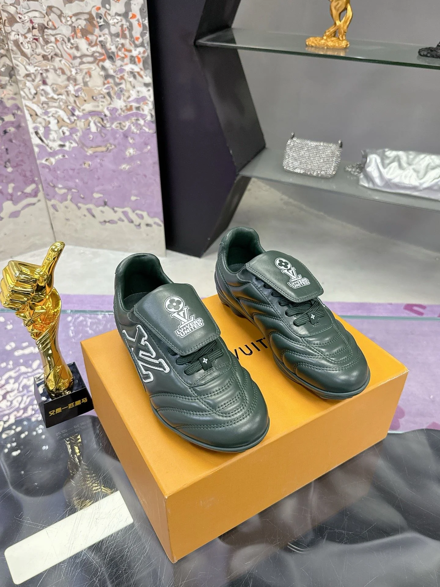 Bargain Louis Vuitton Low Shoes