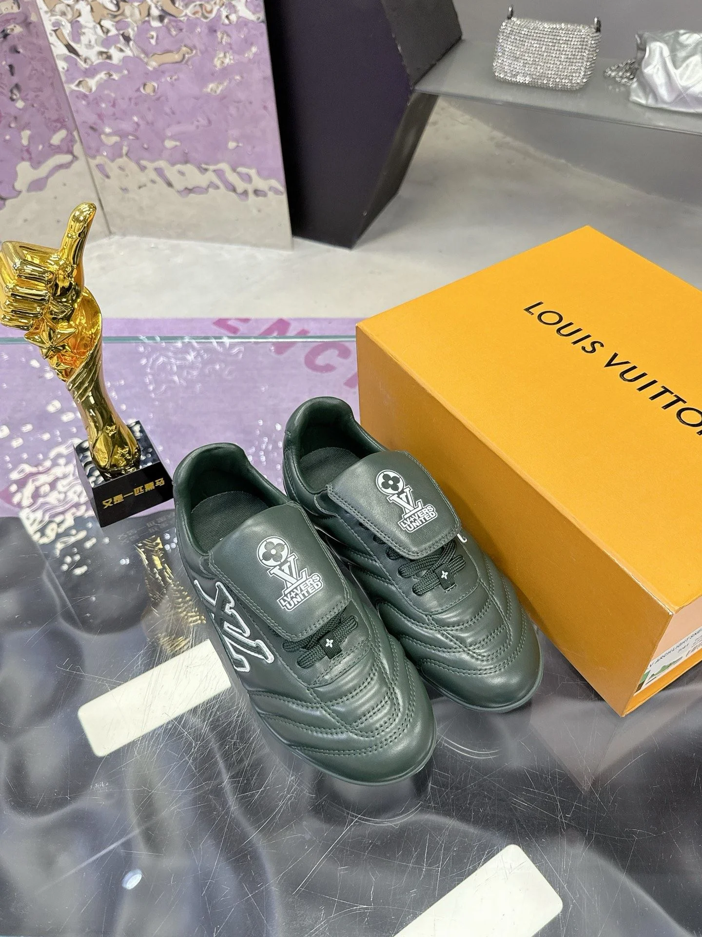 Bargain Louis Vuitton Low Shoes
